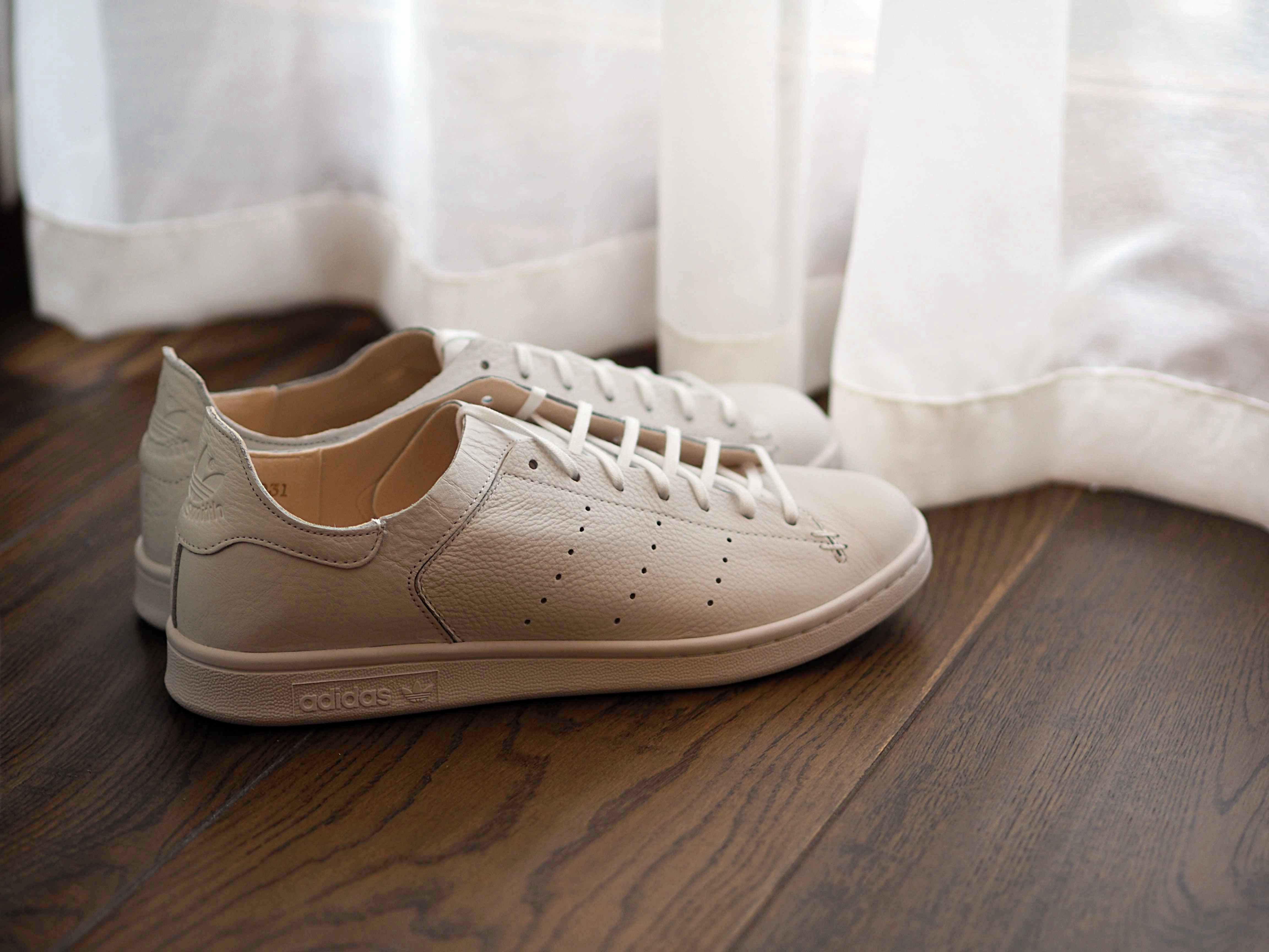3 pairs of clean white sneakers for Autumn that won't break the bank ...